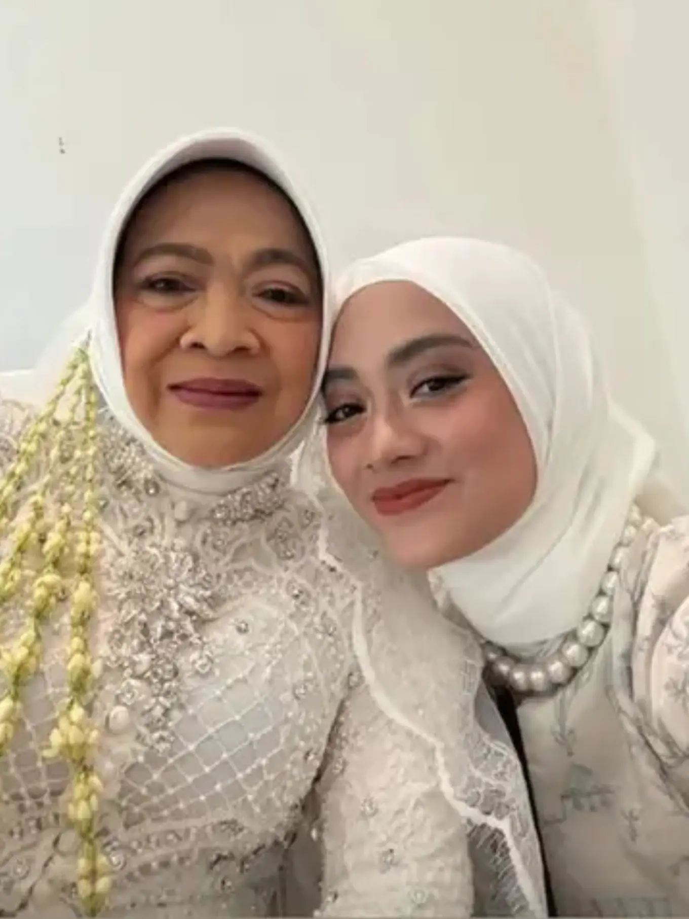 Gaya Sederhana Ayudia Bing Slamet saat Mengantar Ibundanya Menikah, Dibalut Tunik Rp400 ribuan ...