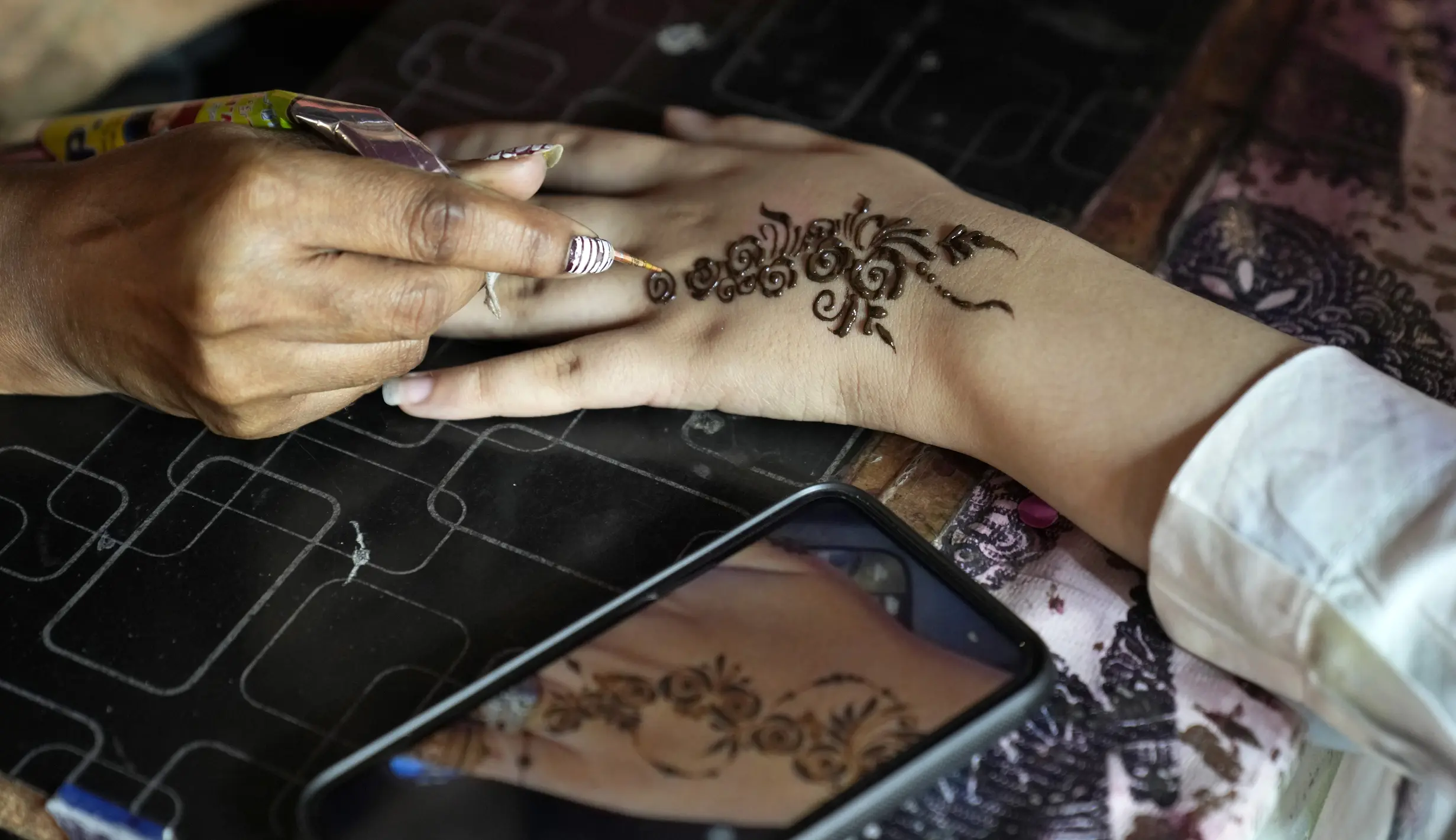 Tradisi Perempuan Pakistan Sambut Lebaran Idul Fitri Menghias Tangan ...