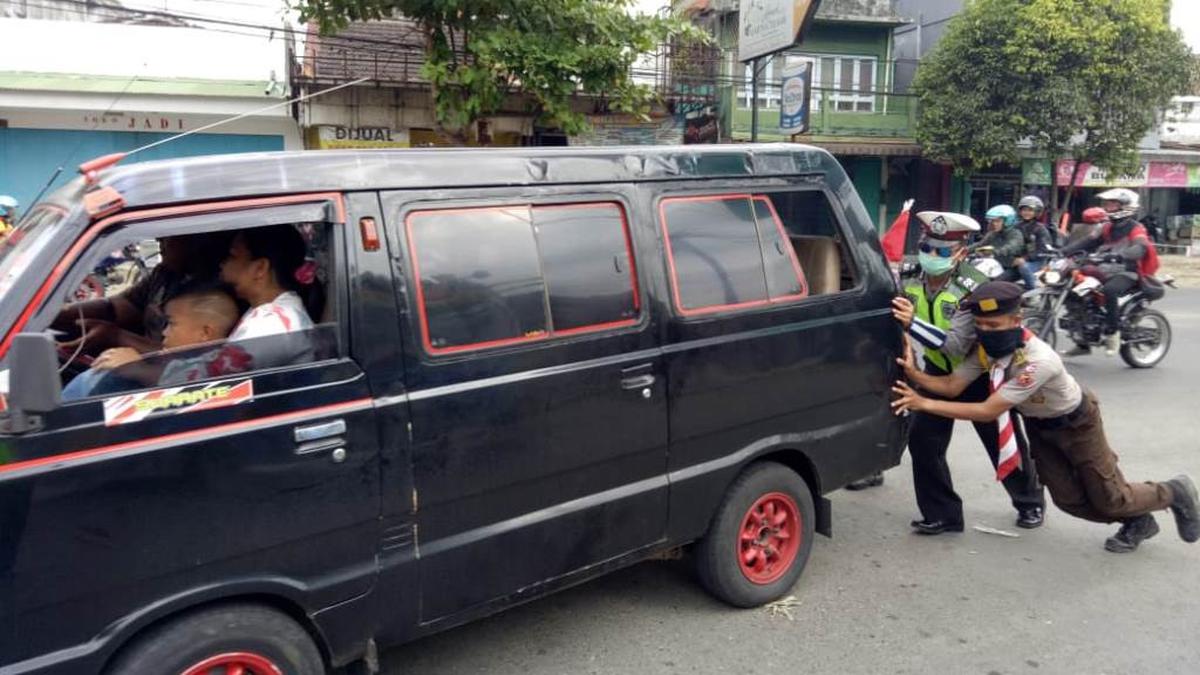 Kisah Polisi Dorong Mobil Mogok Warnai Mudik Lebaran Kebumen Hari Ini ...