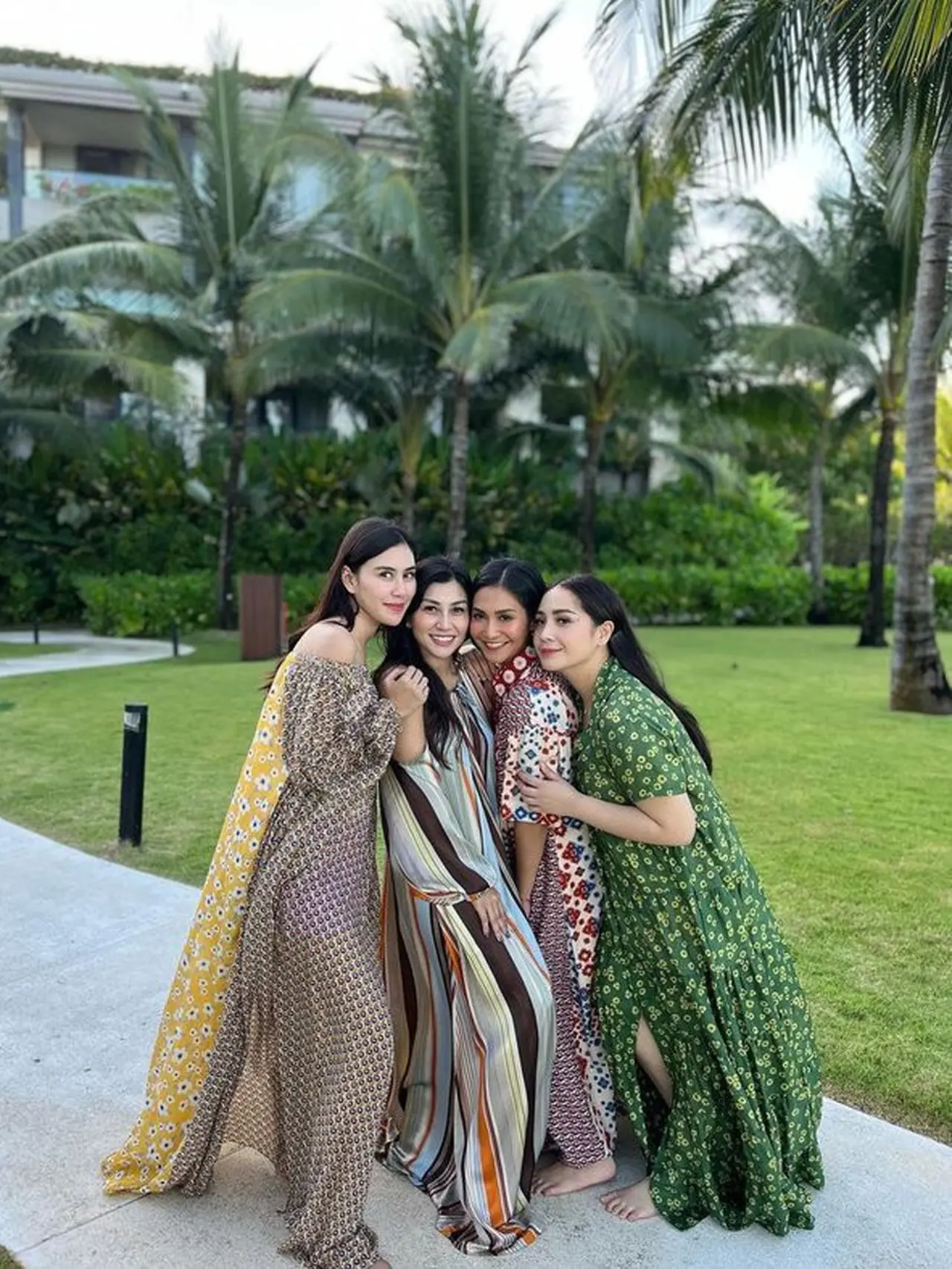 Dulu Sering Berantem, Ini 6 Potret Kebersamaan Nagita Slavina dan Caca Tengker - Entertainment ...