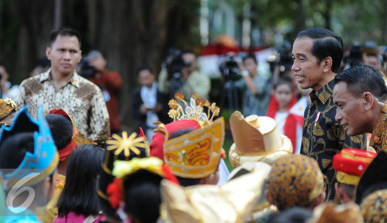 Jokowi Sapa Anak-Anak Penyambut Duterte - Foto Liputan6.com