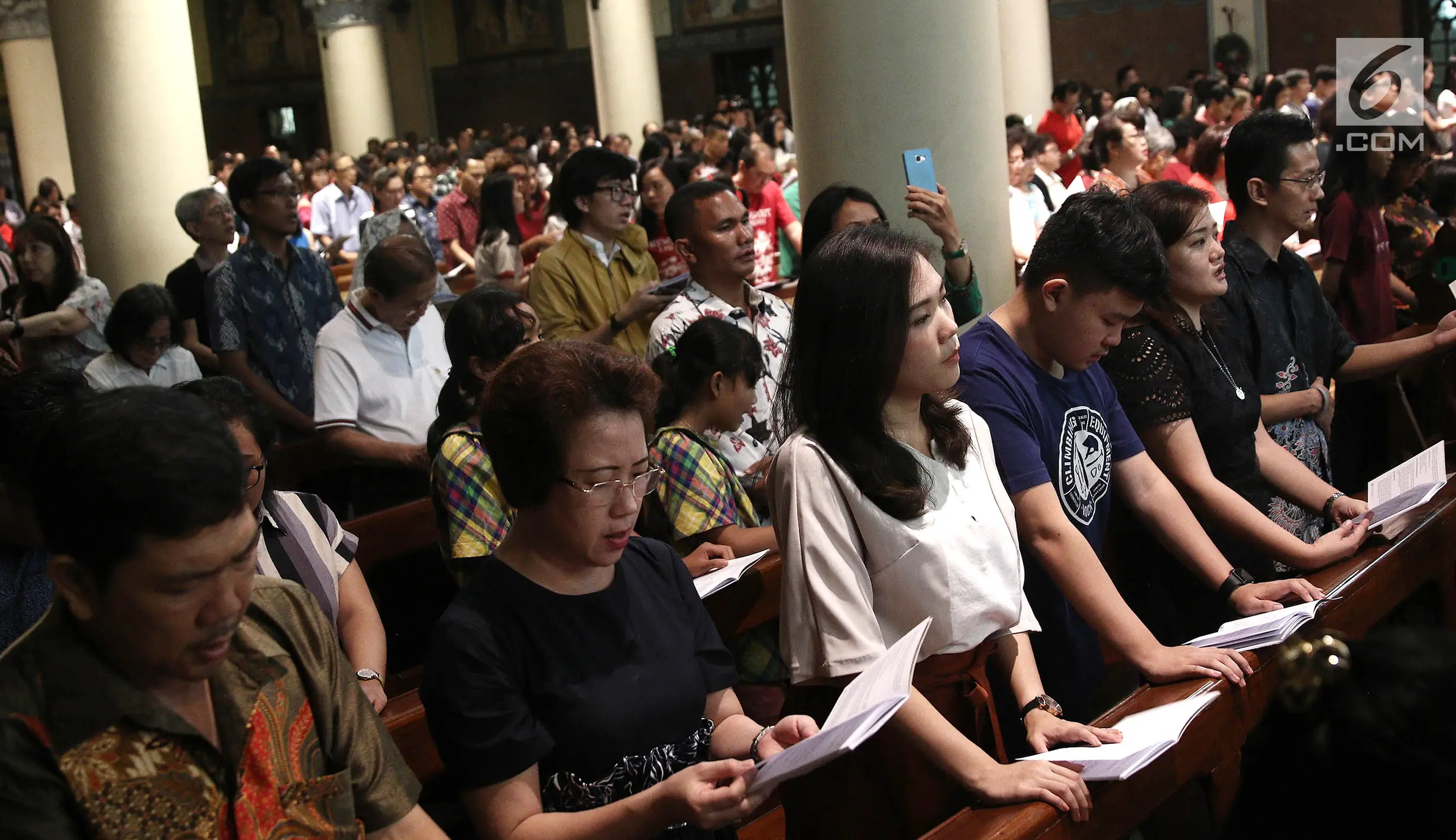 FOTO: Suasana Misa Natal di Gereja Katedral - Foto Liputan6.com