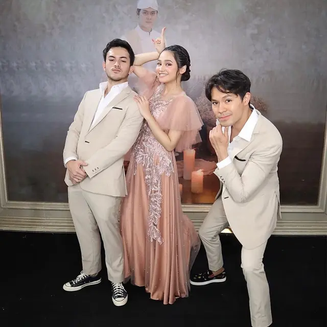 Jarang Umbar Kemesraan, Ini 6 Potret Rizky Nazar dan Syifa Hadju yang Makin Lengket - Hot ...