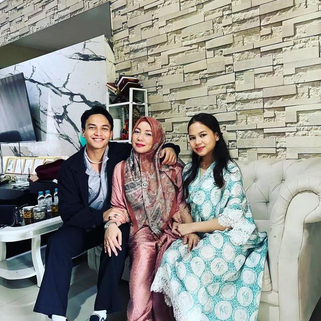 6 Momen Kebersamaan Jefri Nichol Bareng Adik dan Ibunya, Harmonis