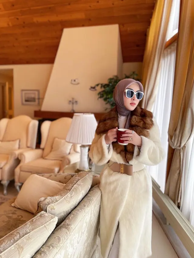 Tampil Glamor, Ini 7 Potret Syahrini dan Reino Barack Liburan di Winter ...