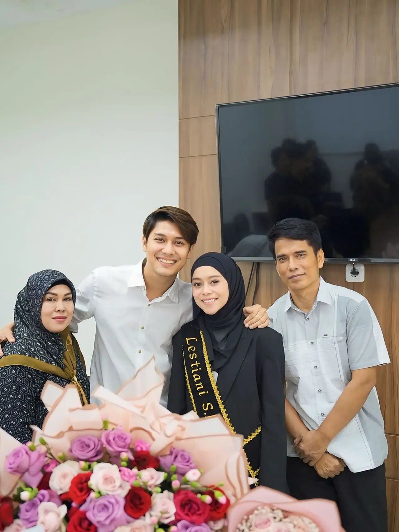 Lesti Kejora Bersyukur Raih Sarjana, Berhasil Selesaikan Skripsi ...