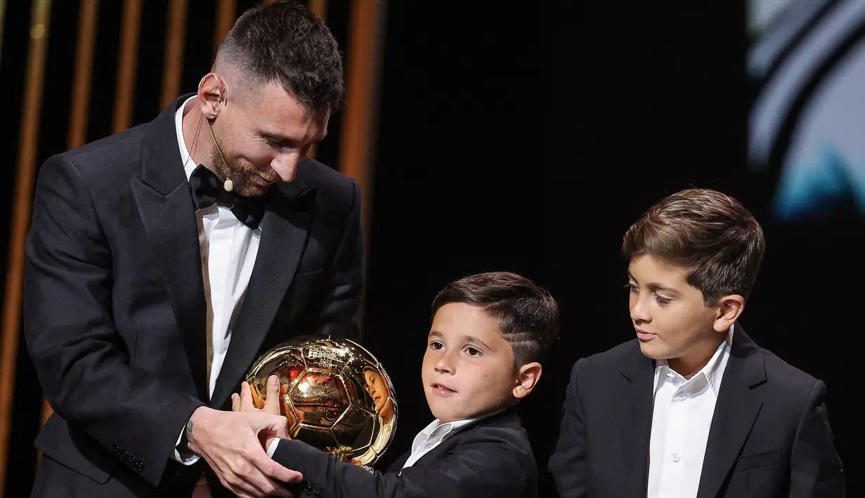 Foto: Metamorfosa Wajah Lionel Messi dalam Momen Foto Bareng 8 Trofi ...