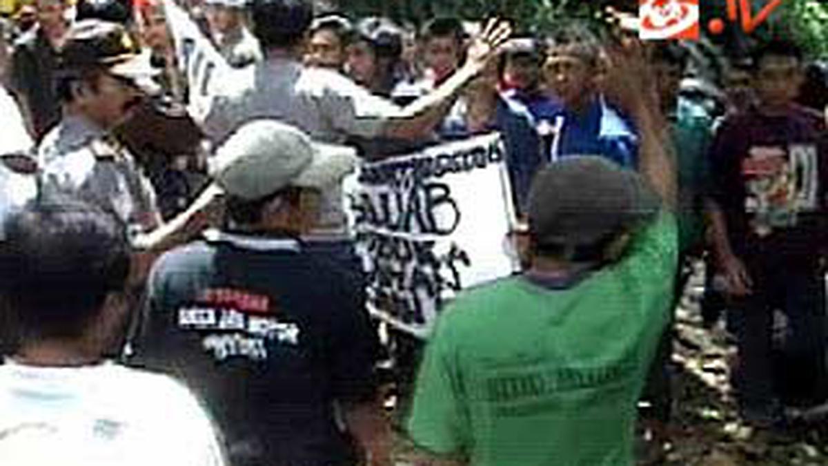 Tuntut Ganti Rugi, Puluhan Warga Blokade Jalan - News Liputan6.com