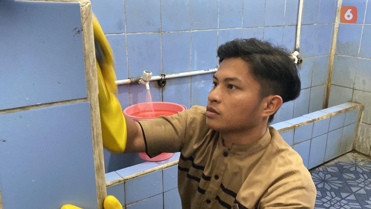 Bermodal 'Senjata Ajaib', Cecep Pemuda Sukabumi Viral Keliling Kampung Bersihkan Toilet Masjid ...