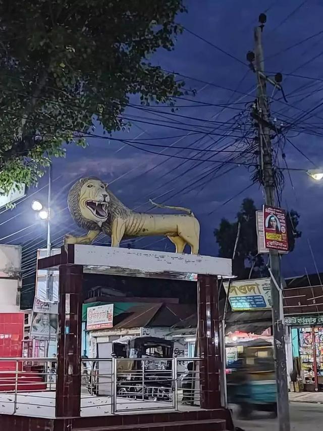 6 Patung di Desa Ini Absurd Banget, Bentuknya Bikin Enggak Habis Pikir ...