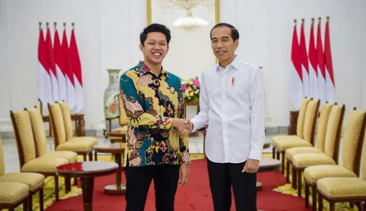 FOTO: Gaya Bayu Skak Pakai Batik di Berbagai Negara, Makin Keren - Foto ...