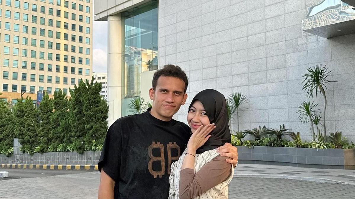 5 Potret Egy Maulana Rayakan Lebaran Pertama Kali Bareng Istri, Tampil Serasi dan Romantis ...