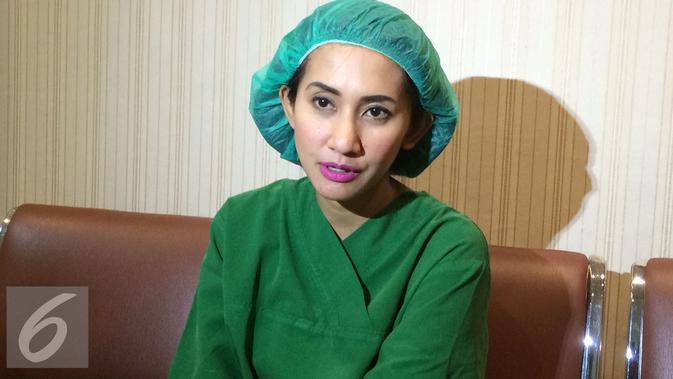 Alasan Cut Memey Khitankan Anaknya Usia 3 Tahun - ShowBiz Liputan6.com