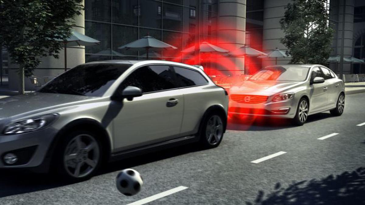 20 Merek Mobil Pengguna Fitur Emergency Brake System