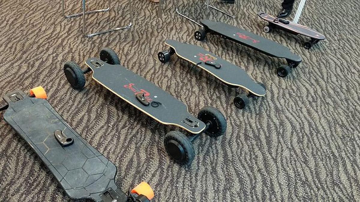 Menjajal Skateboard Listrik Carbon Fibre di Hong Kong