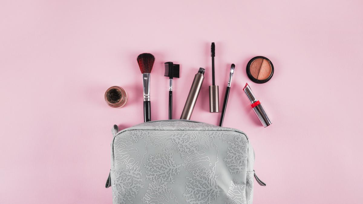 5 Produk Makeup yang Wajib Ada di Dalam Tas