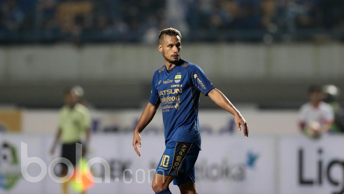 Raphael Maitimo Diam-diam Berbakat Jadi Seniman - Indonesia Bola.com