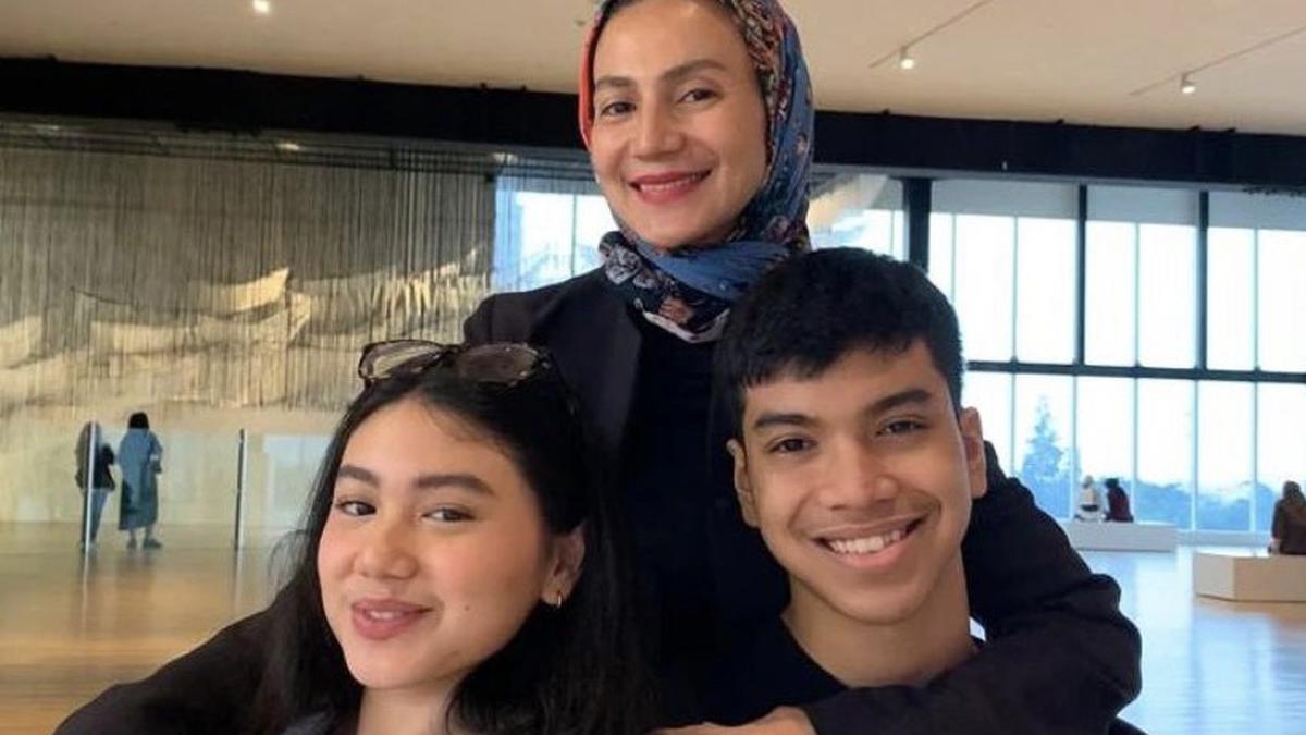 6 Potret Wanda Hamidah Bareng Kedua Anaknya yang Telah Dewasa Tampil ...