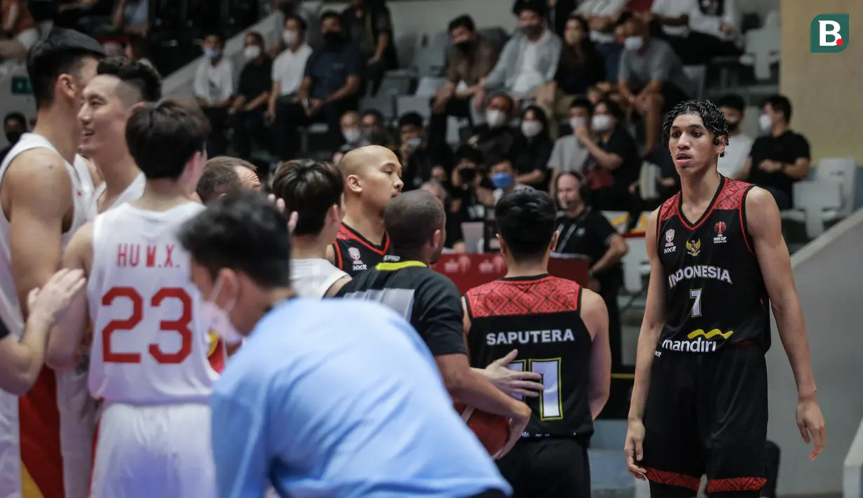 Foto: Momen Panas Saat Zhai Xiaochuan Ogah Berikan Bola ke Derrick Michael ketika Laga Playoff ...