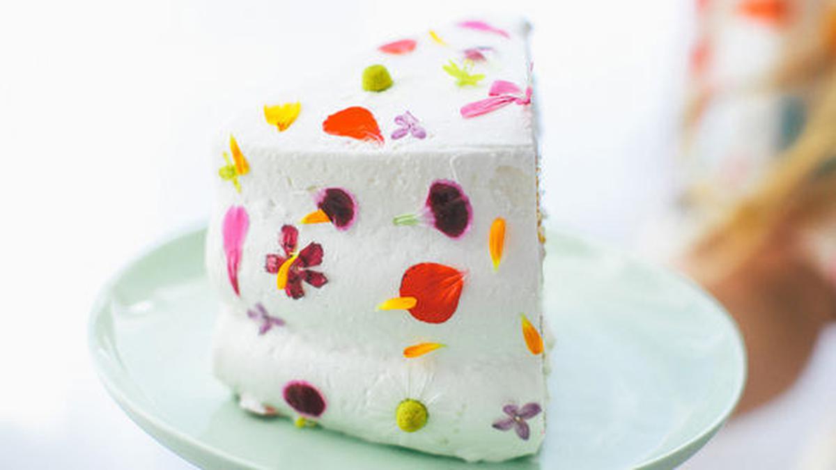 Gampang Ditiru: Hiasan Cake Kreatif Ini Terbuat dari Aneka Permen