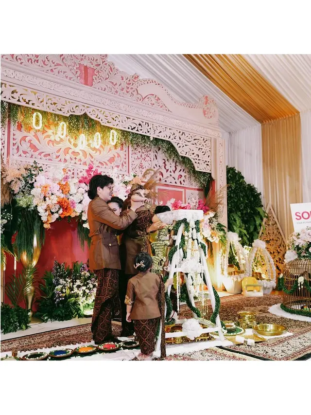 8 Potret Tedak Siten Azura Anak Atta dan Aurel Hermansyah, Dihadiri Keluarga Besar - Hot ...