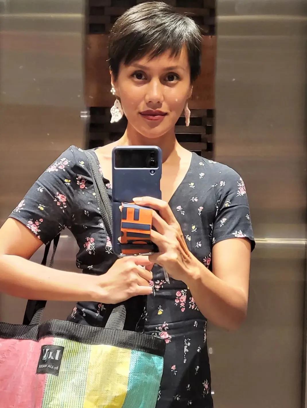 Potret Terbaru Lia Waode dengan Gaya Rambut Cepak - Foto Liputan6.com