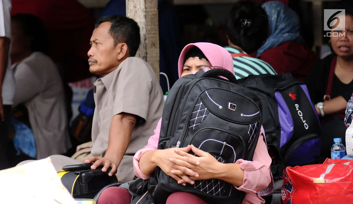 Calon Pemudik Padati Terminal Bayangan Pinang Ranti - Foto Liputan6.com