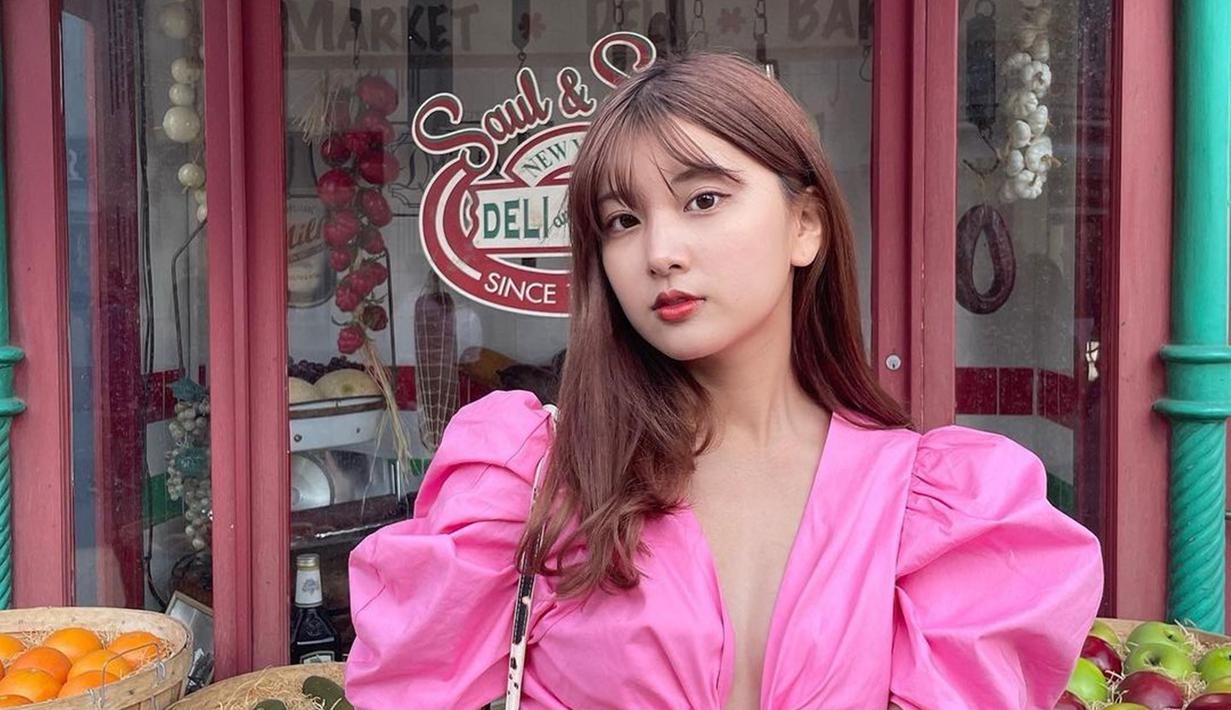 FOTO: Hitomi Inoue Pakai Outfit Pink, Warna Favorit saat Hangout