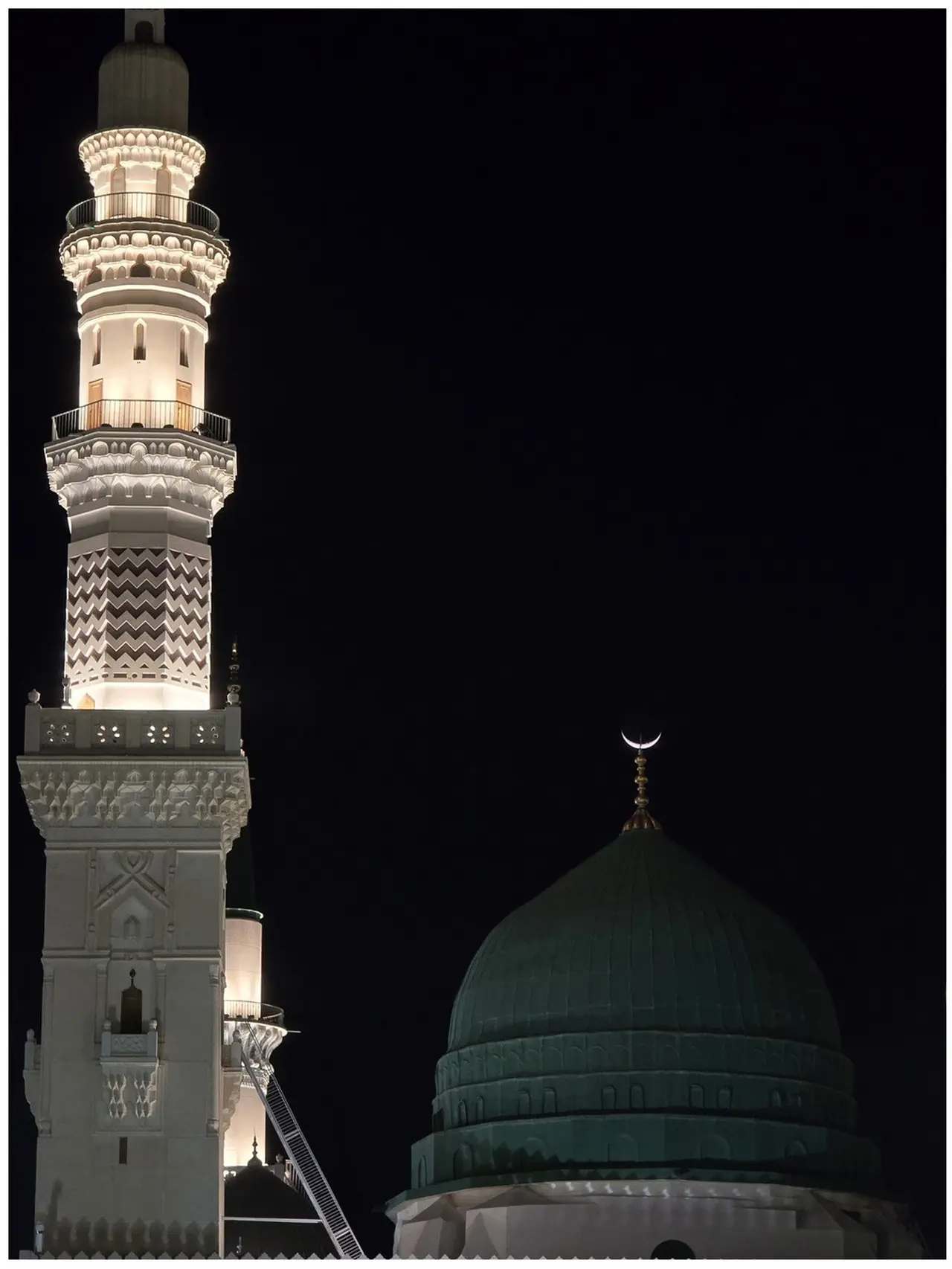 Potret Keindahan Bulan Sabit Sejajar dengan Kubah Hijau Masjid Nabawi ...