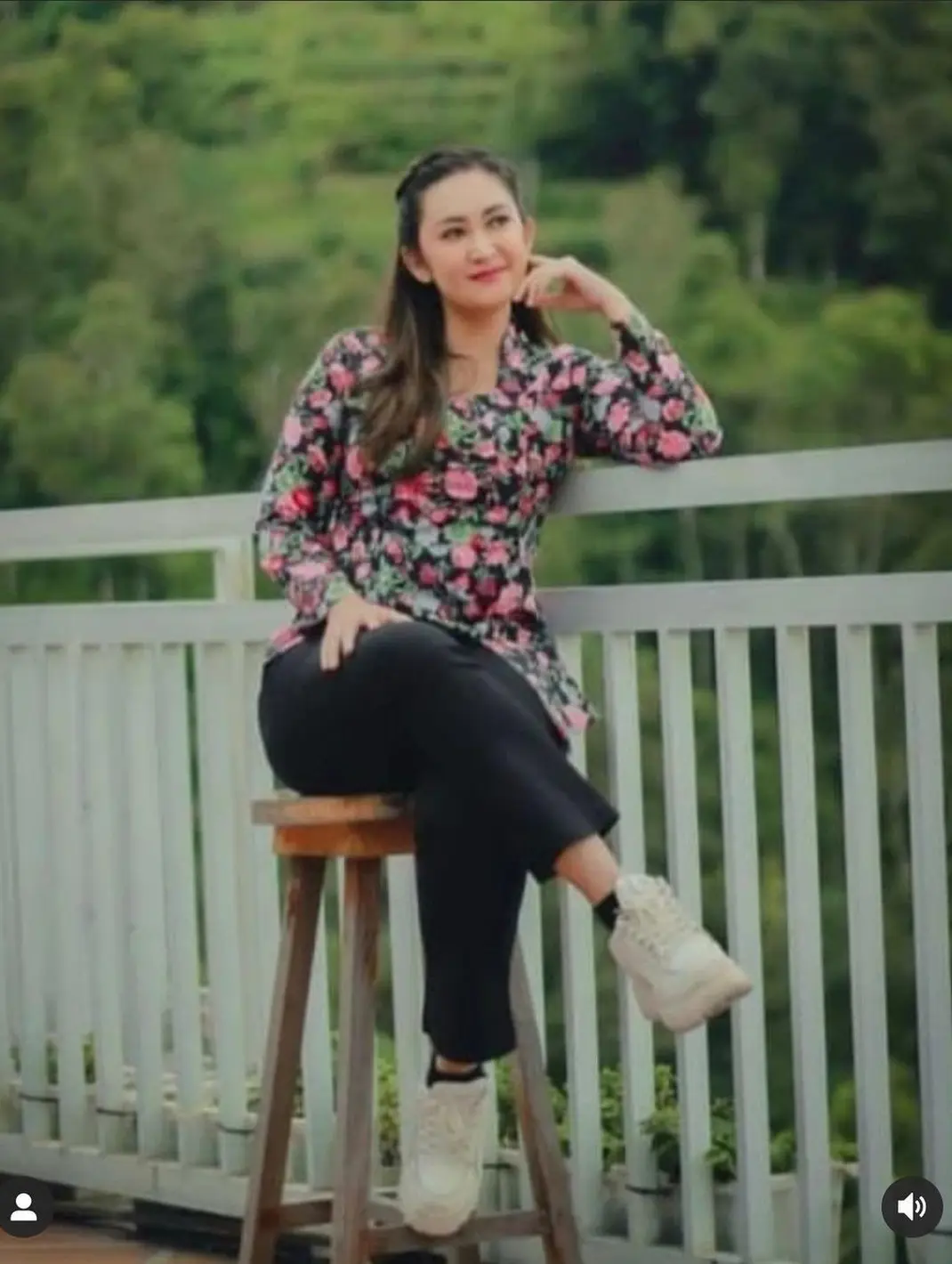 8 Potret Penyanyi Legendaris Nafa Urbach yang Kini Senang Blusukan ...
