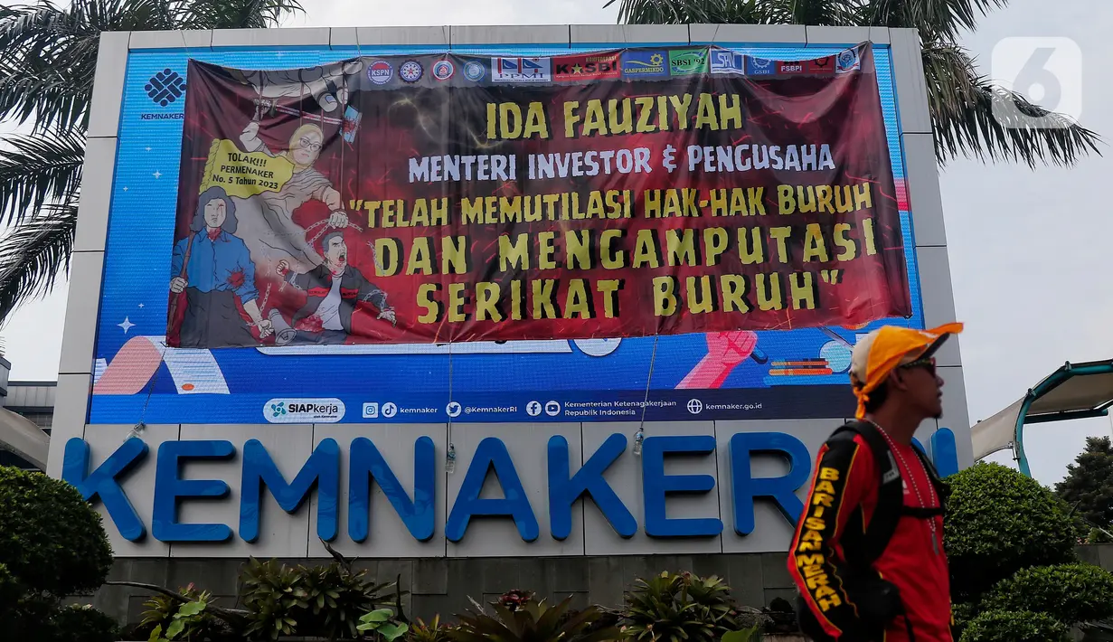 Buruh Geruduk Kemnaker Tolak Aturan Potong Upah 25 Persen - Foto Liputan6.com