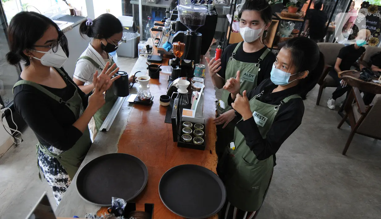 FOTO: Mengunjungi Kafe Tuna Rungu Serona di Bintaro - Foto Liputan6.com