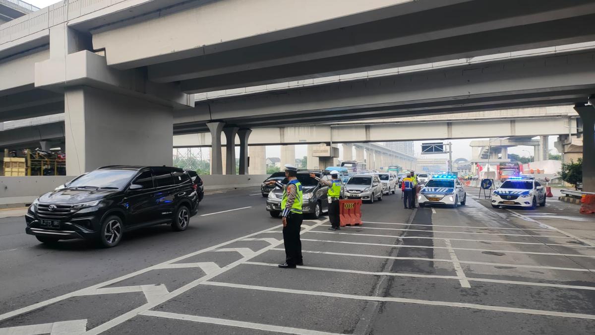 Imbas Kecelakaan Beruntun 3 Mobil, Polisi Terapkan Contra Flow Urai ...