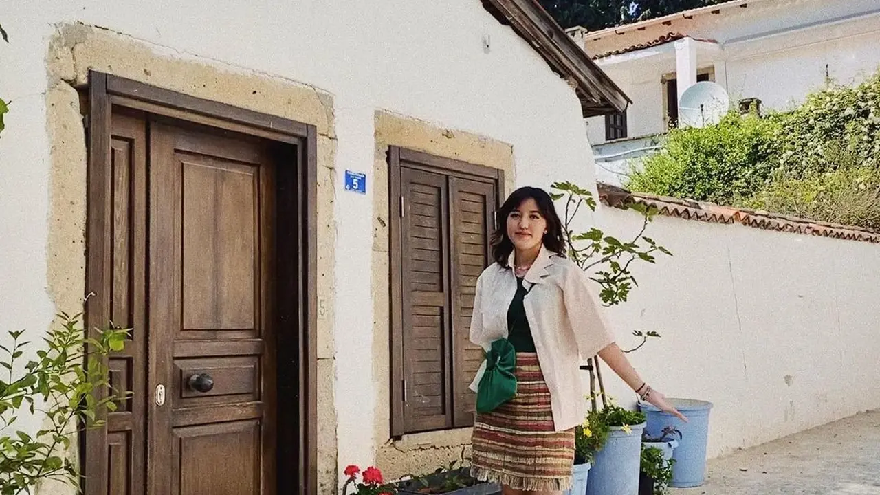 7 Inspirasi OOTD Tampil Manis dan Anggun, Sontek Gaya Ify Alyssa