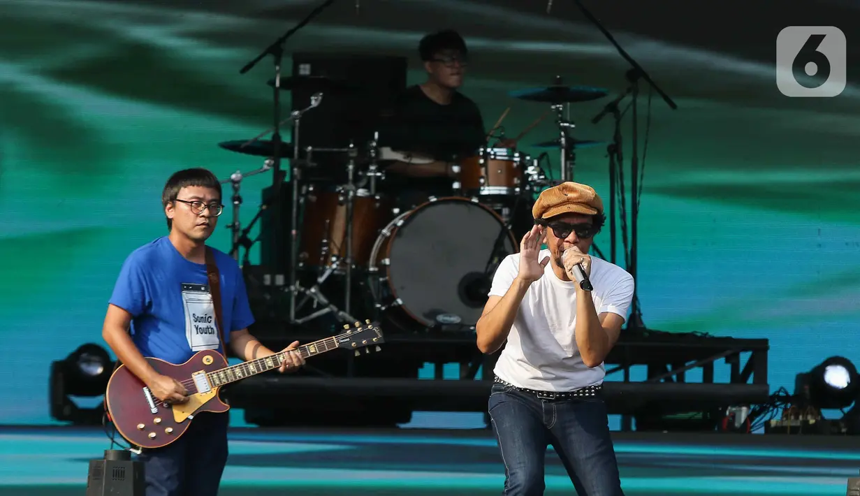 Aksi The Upstairs di Panggung Soundrenaline 2022 - Foto Liputan6.com