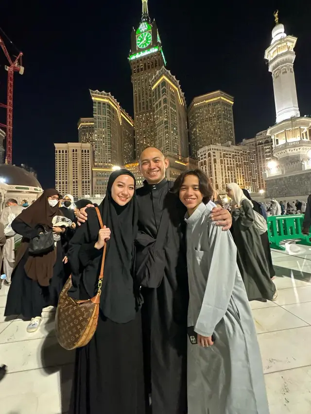 6 Potret BCL Umrah Bareng Tiko Aryawardhana dan Noah Sinclair, Sentuh Kabah di Tahun Baru 2024 ...