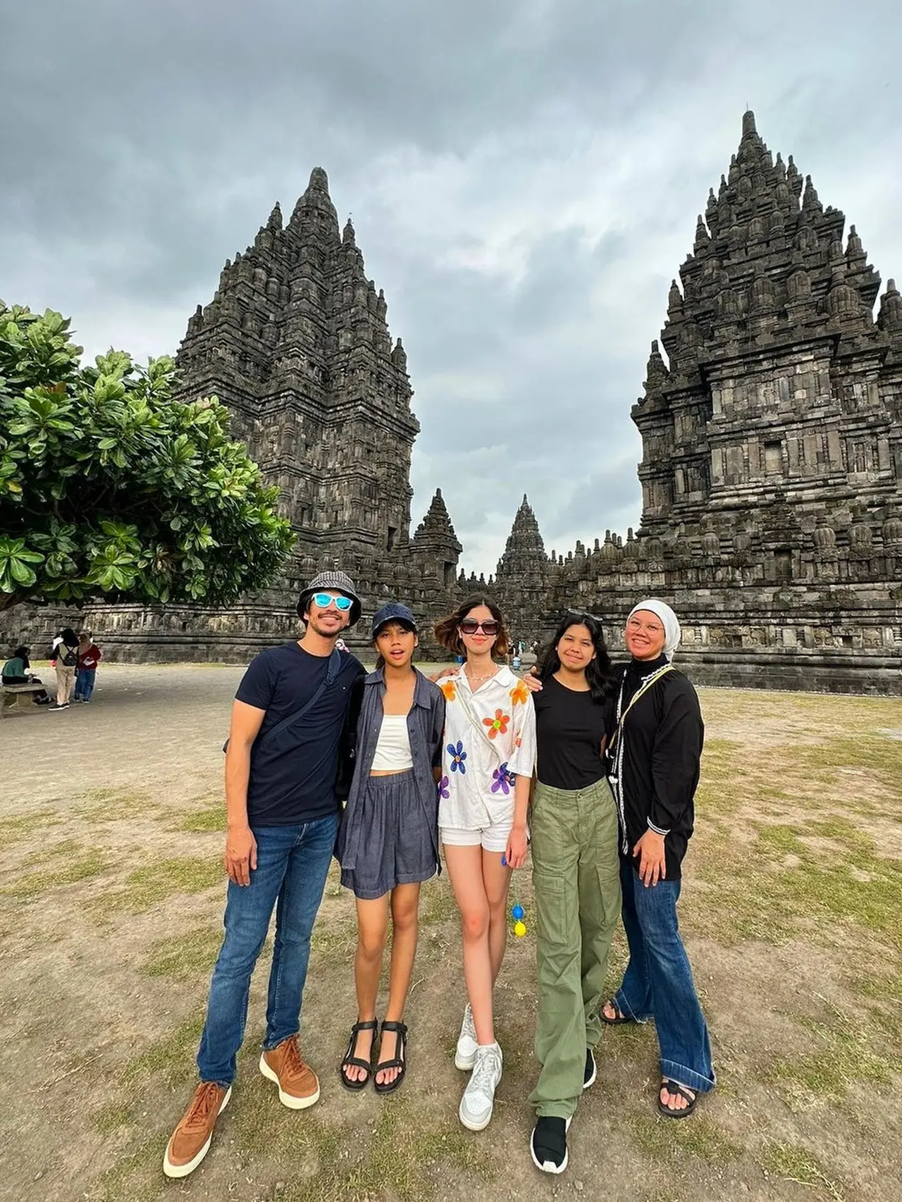 6 Potret Tiga Anak Ariyo Wahab yang Cantik Menawan - Entertainment ...