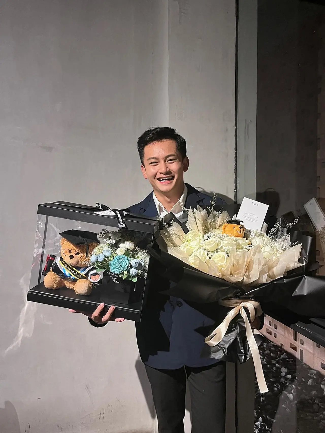 6 Potret Randy Martin Lulus Sidang Skripsi Dihadiri Ria Ricis, Kenang ...