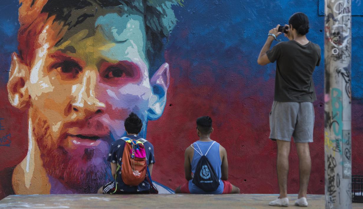 FOTO: Wajah Lionel Messi Menghiasi Sudut Kota Barcelona - Spanyol Bola.com