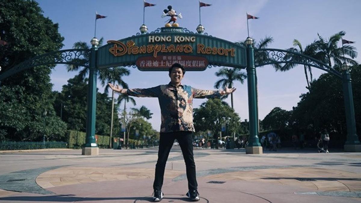 7 Gaya Liburan Bayu Skak di Hong Kong, Pakai Batik ke Disney Land - Hot ...