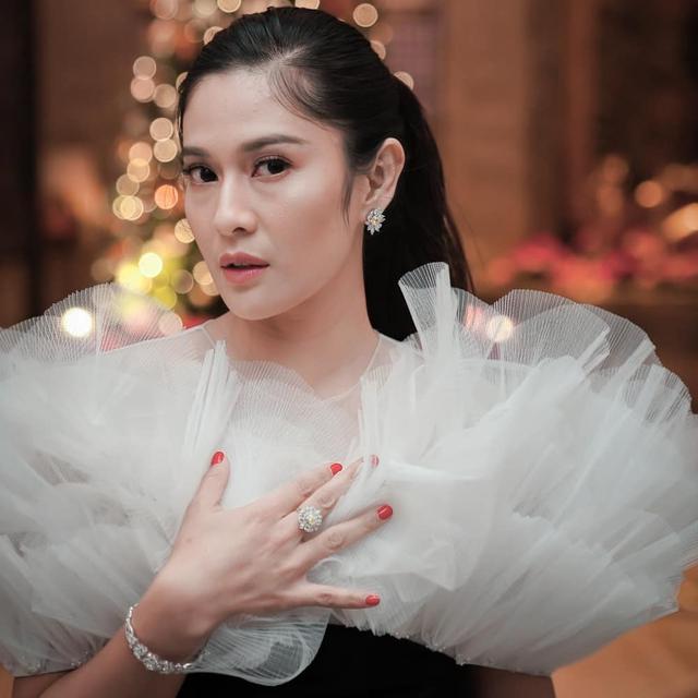 7 Gaya Dian Sastro di Festival Film Macao 2019, Foto Bareng Yoona SNSD ...