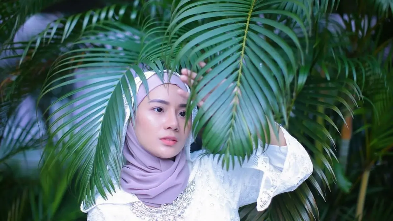 10 Potret Terbaru Berlliana Lovell Kini Mualaf, Gaya Pakai Hijab Bikin Pangling - Hot Liputan6.com