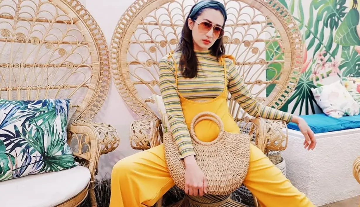 FOTO: Gaya Santai Helmalia Putri, Aktris Cantik yang Awet Muda - Foto ...