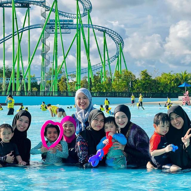 8 Potret Siti Nurhaliza Berenang Bareng Anak, Tetap Kenakan Hijab - Entertainment Fimela.com