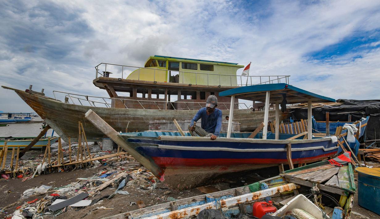Melihat Pembuatan dan Perbaikan Perahu di Kampung Nelayan Tanjung Pasir ...