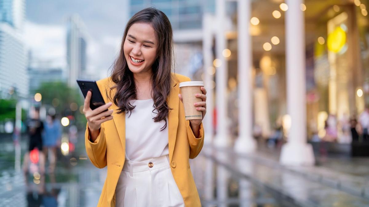 5 Cara Elegan Menanggapi Chat dari Orang yang Kamu Sukai