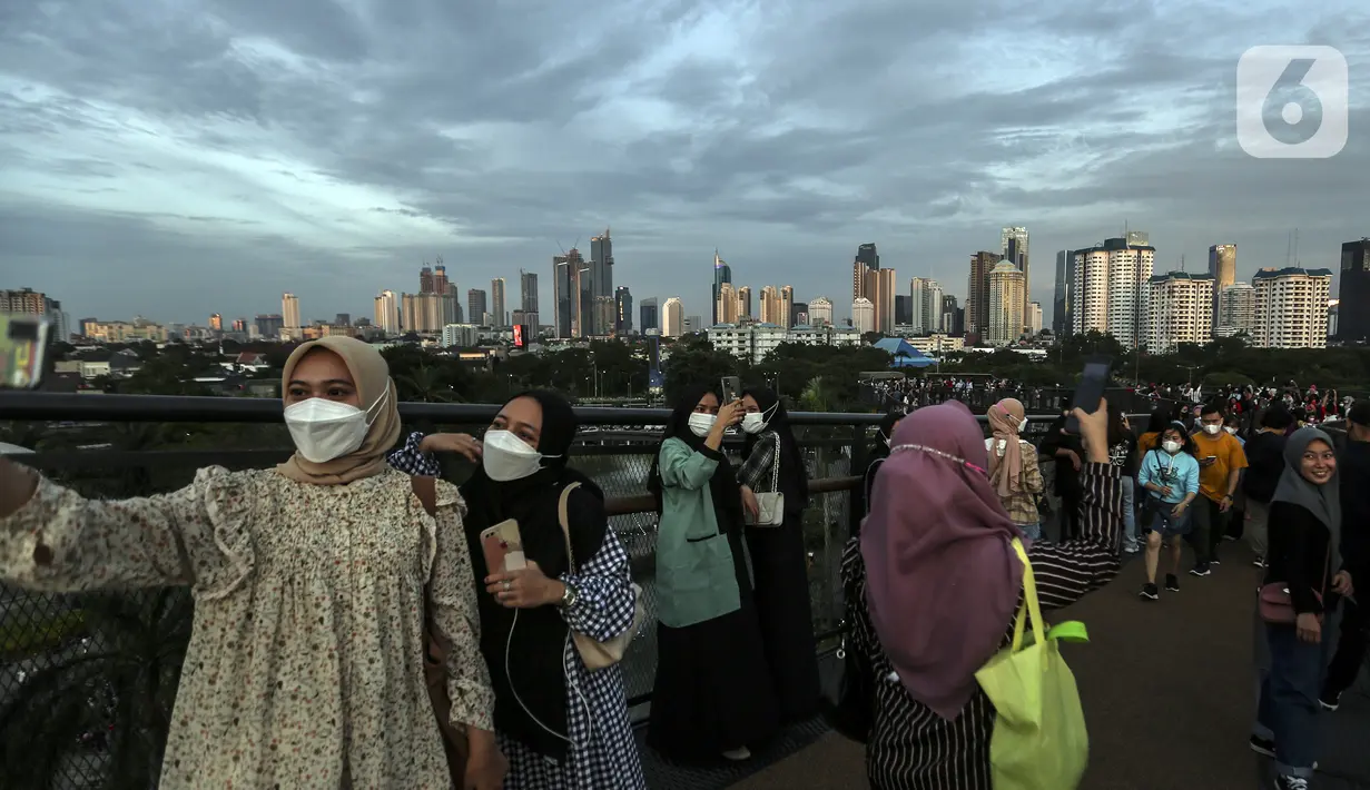 FOTO: Libur Tahun Baru, Skywalk Senayan Park Dipenuhi Wisatawan - Foto Liputan6.com