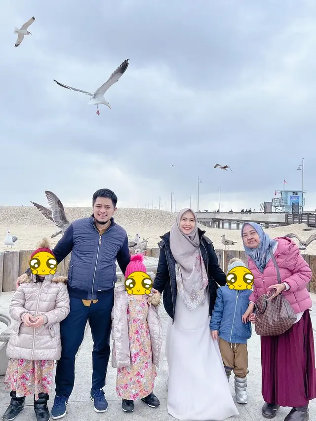 8 Potret Oki Setiana Dewi dan Keluarga di Los Angeles, Kerja Sekaligus Liburan - Hot Liputan6.com