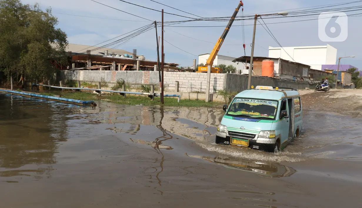 FOTO: Banjir Rob Genangi Pelabuhan Muara Baru - Foto Liputan6.com