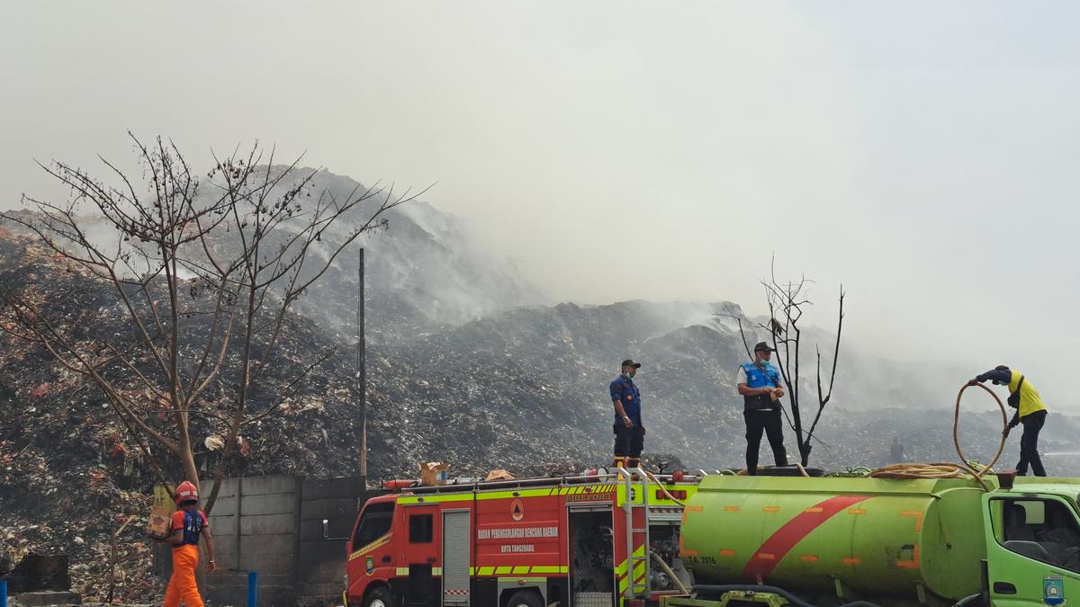 Upaya Water Bombing untuk Jinakan Kebakaran TPA Rawa Kucing Tangerang - News Liputan6.com